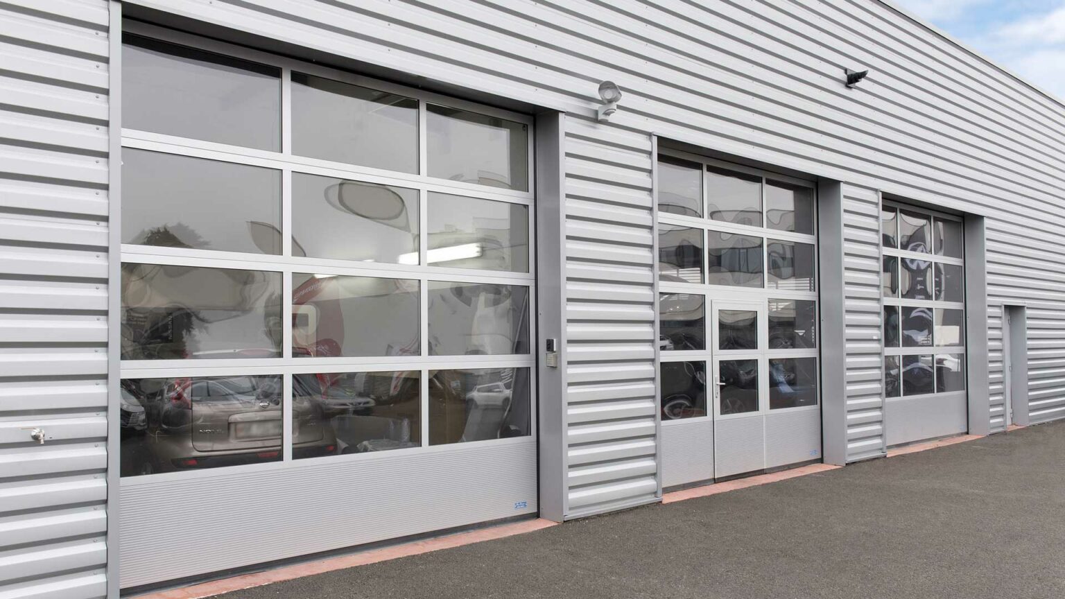 Porte industrielle et système de fermeture pour l'industrie
